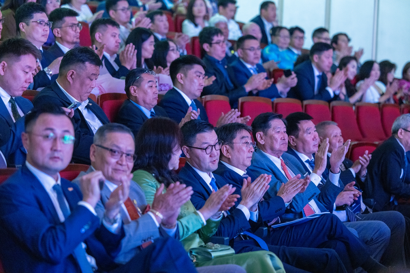 Монгол Улсын Ерөнхийлөгчийн зарлигаар Монголбанкийг Хөдөлмөрийн гавьяаны улаан тугийн одонгоор